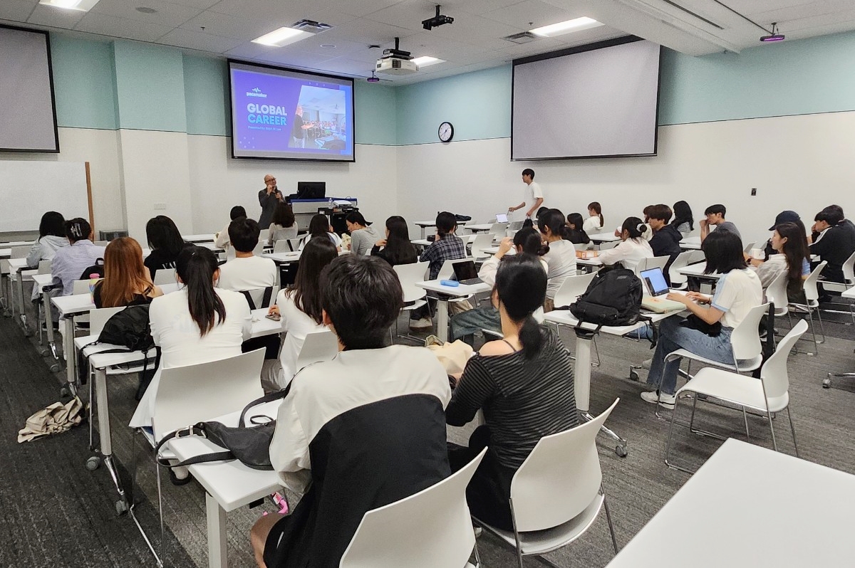 60名参加“蓝色阶梯”的学生，完成加拿大·美国研修 – 国际教育院