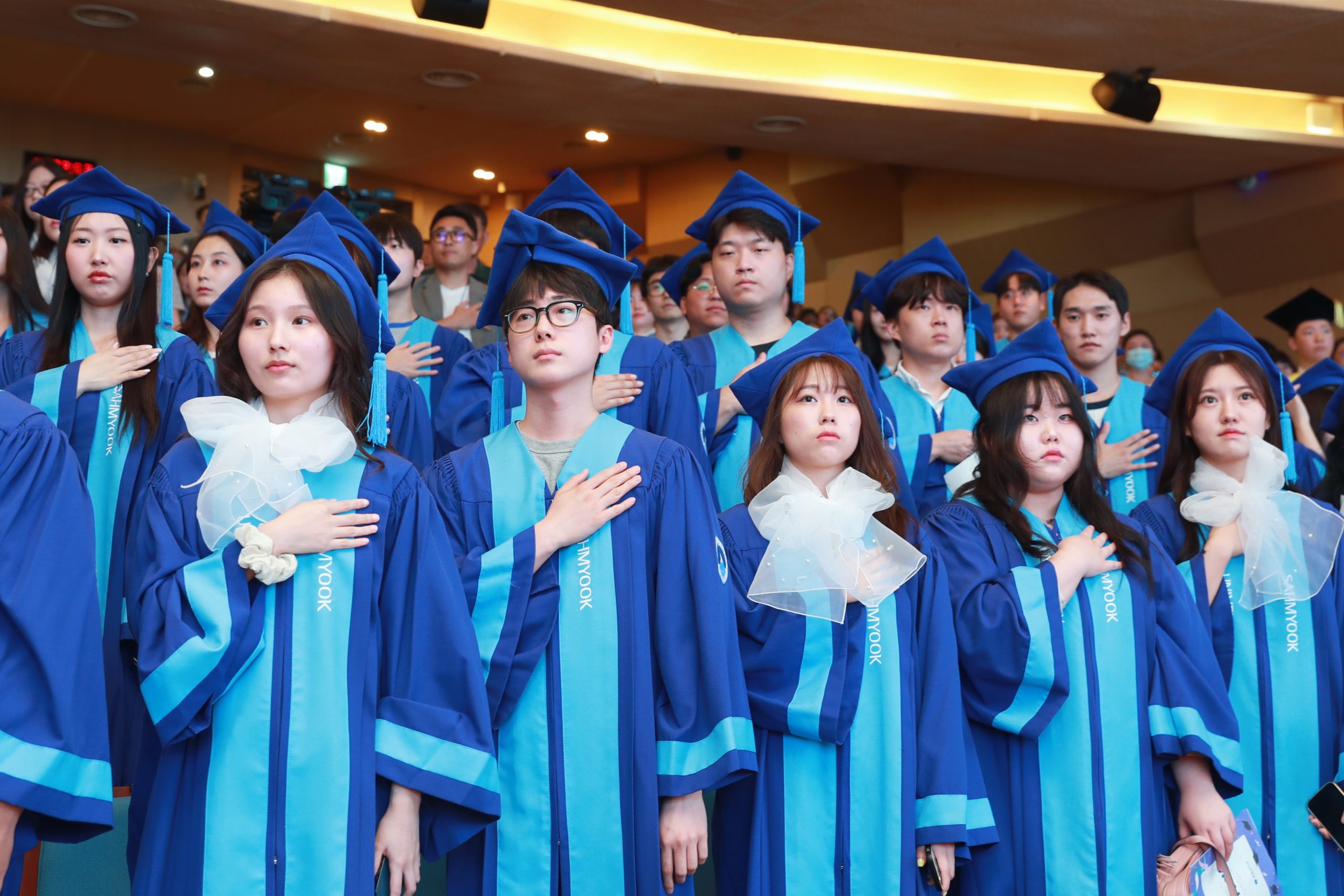 [삼육동사진관] 무더위 속 코스모스 졸업식 – 건축학과